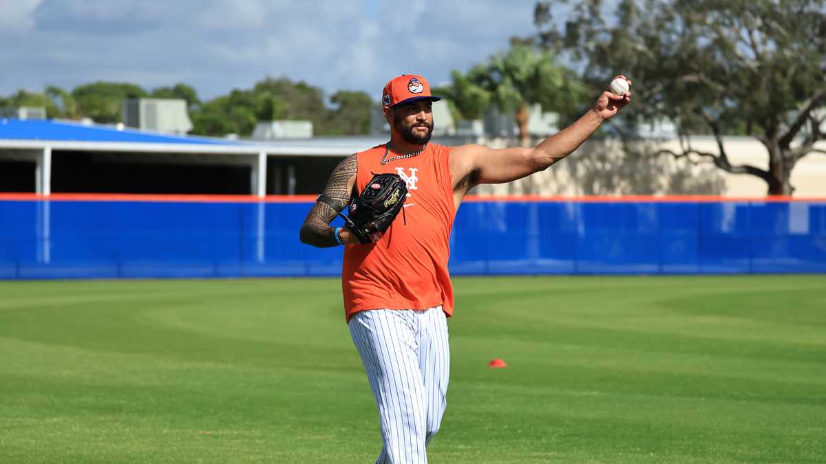 New York Mets pitchers and catchers report to spring training