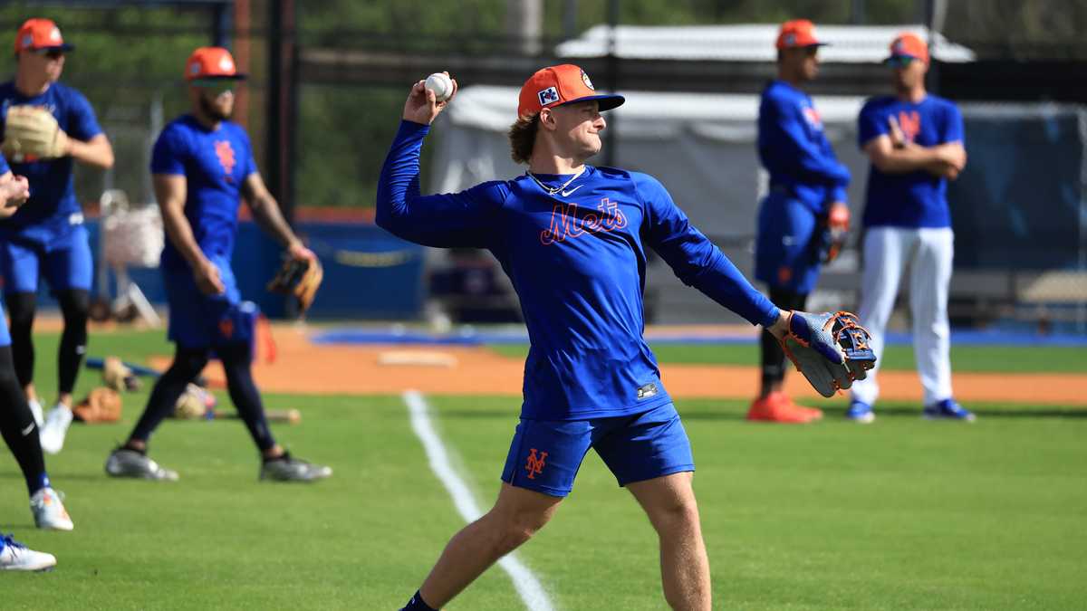 New York Mets pitchers and catchers report to spring training