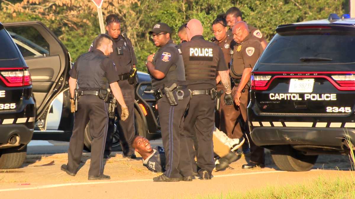 Suspect being taken to jail escapes from Capitol police car