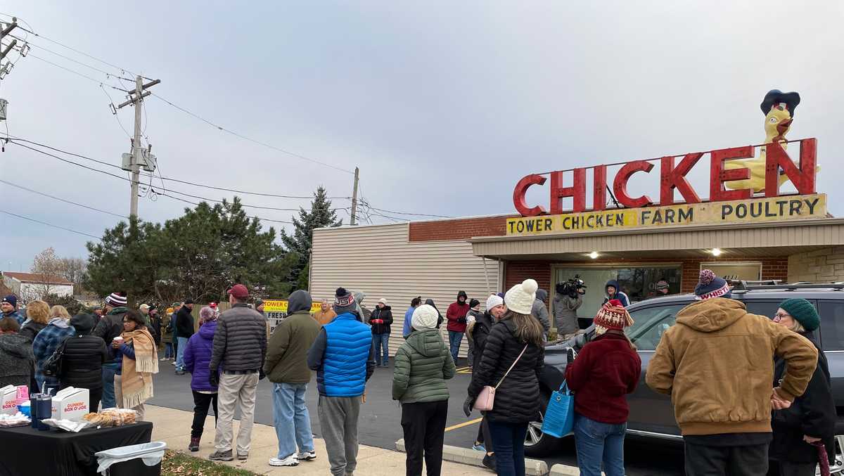 Hundreds line up for Tower Chicken's fresh turkey ahead of Thanksgiving