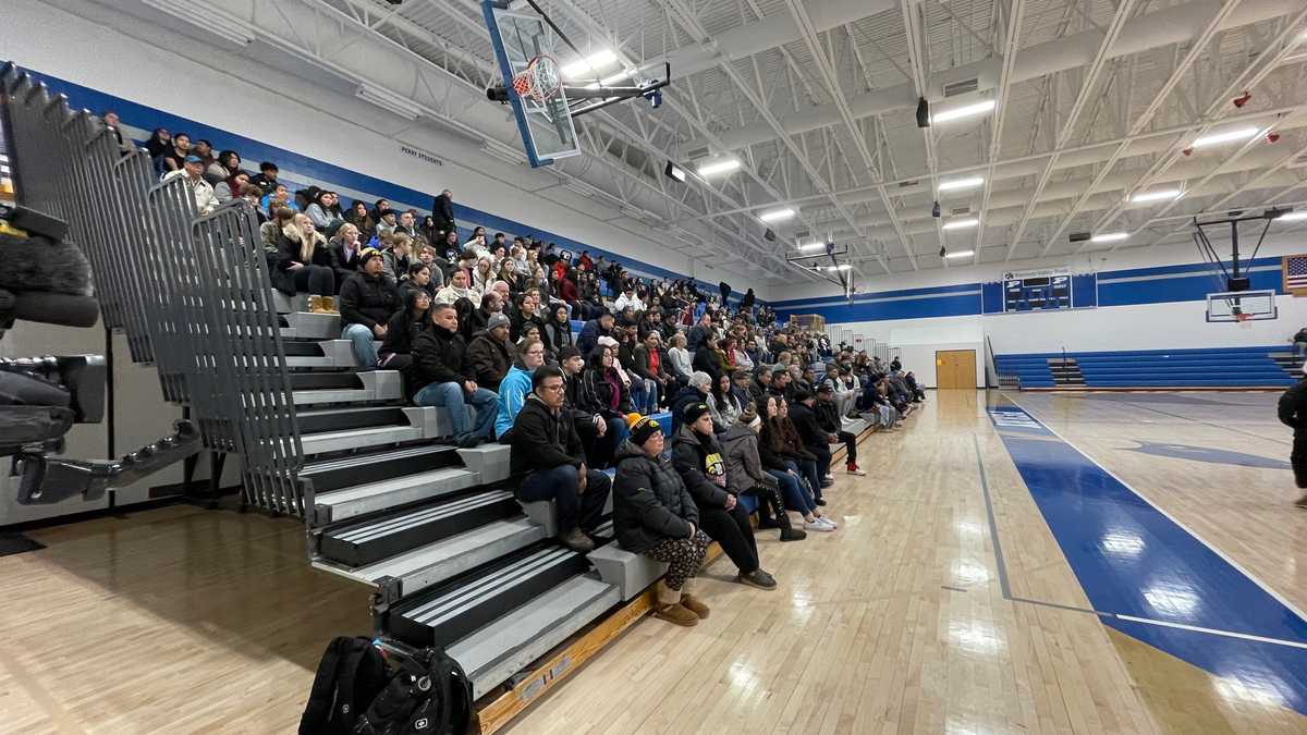 Vigil held for victims of crash that killed 2 Perry students, injured 1