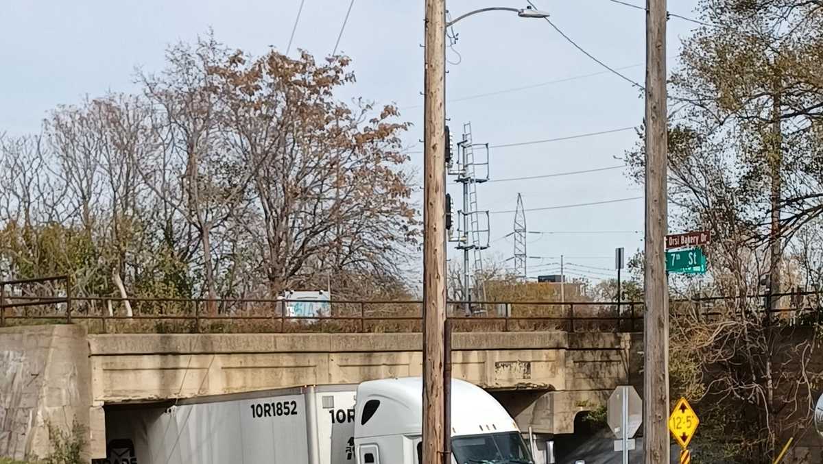 Watch out! Driver gets semi truck stuck beneath Omaha bridge