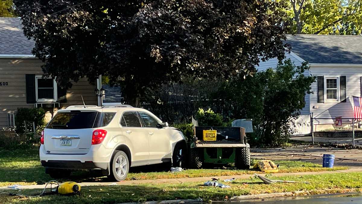 Injuries reported after riding lawn mower crash in Des Moines