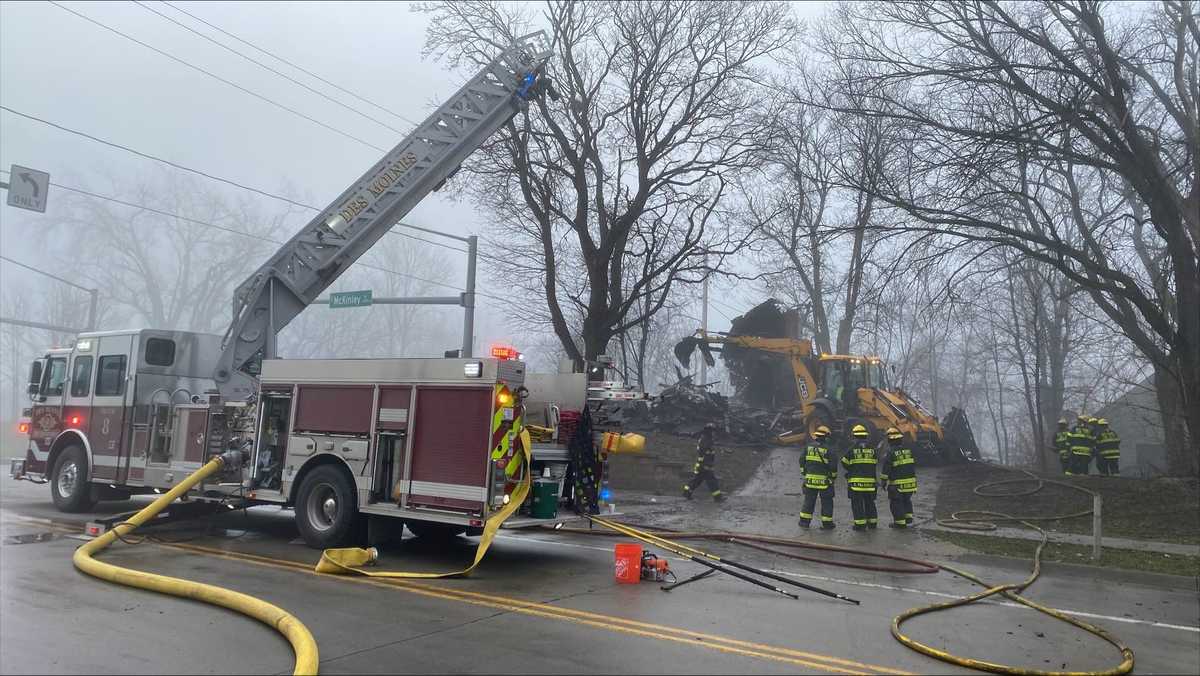 Des Moines, Iowa house a total loss after early morning fire