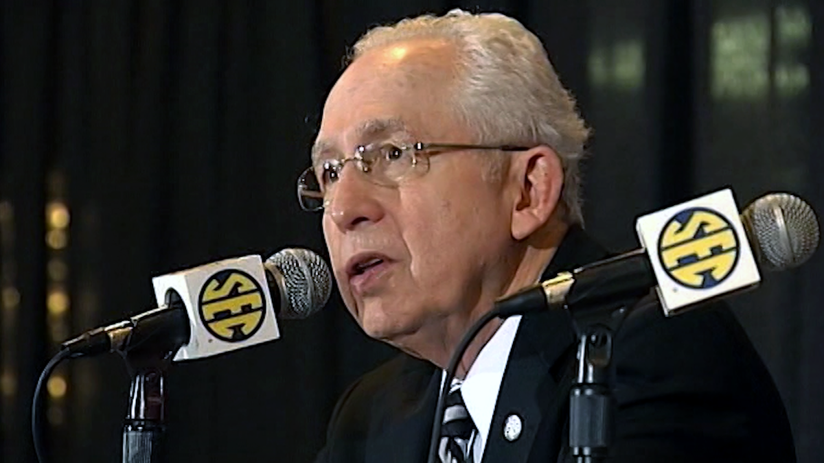 Former SEC Commissioner Mike Slive dies at age 77