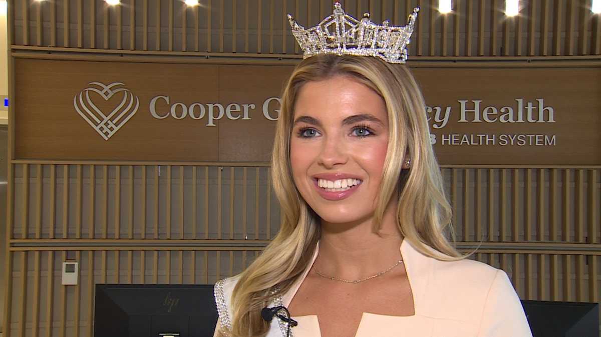 Miss America Abbie Stockard visits medical staff at Cooper Green