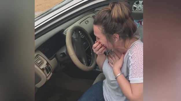 Mom recovering from addiction gets car from community