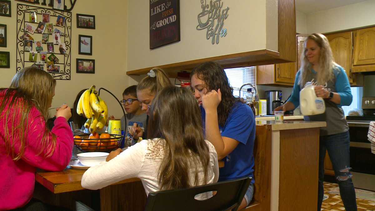 Iowa supermom juggles busy life with 12 children