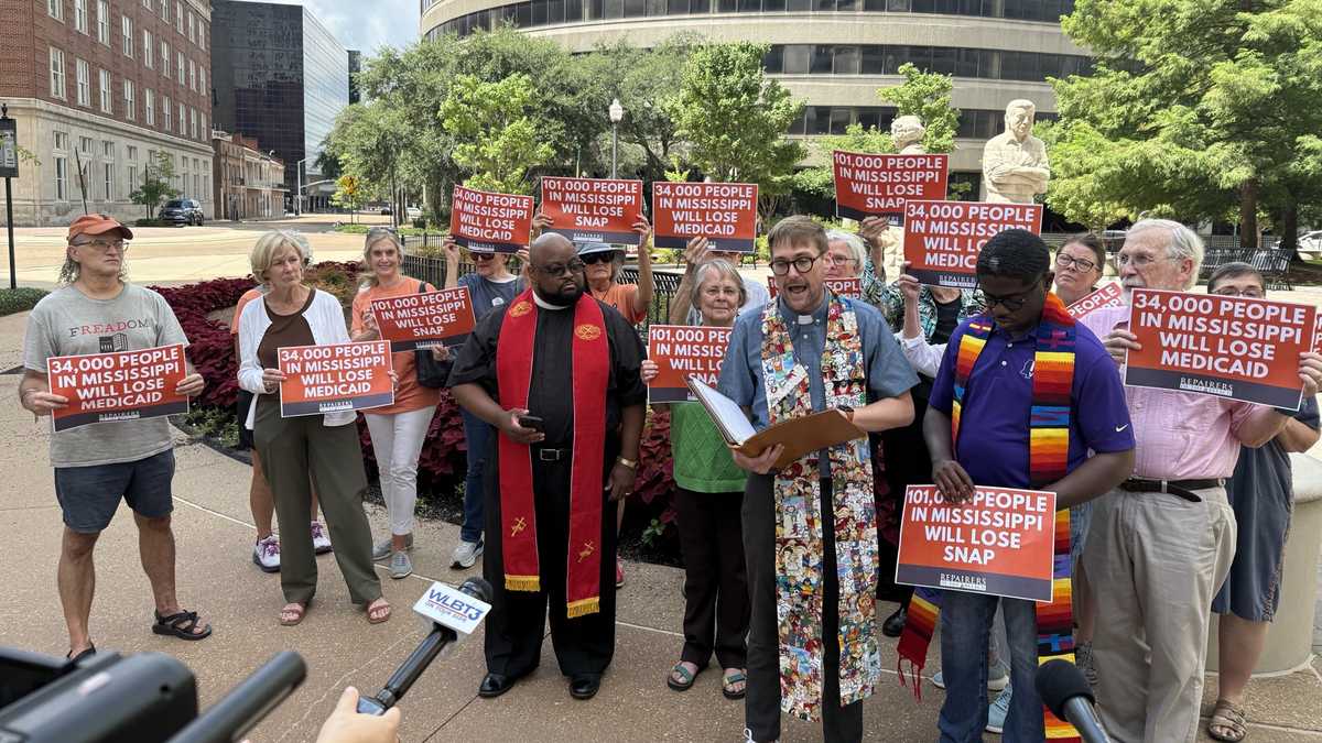 Protesters condemn US senators with Moral Monday protest