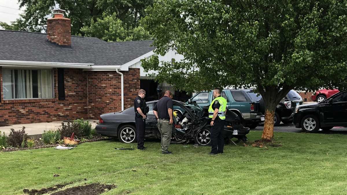 Police: 2 hurt after car crashes in Monroe front yard