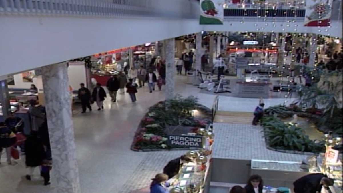 Monroeville Mall busy with Christmas Eve shoppers in 1994