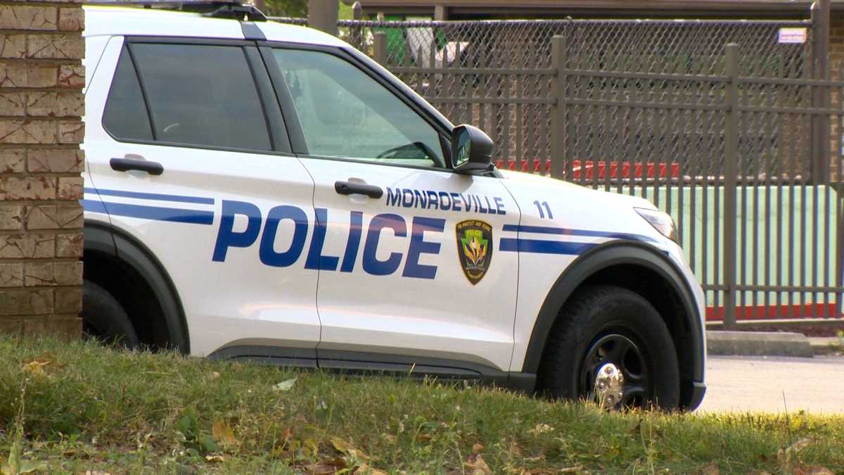 Monroeville police officer struck by vehicle in Penn Hills