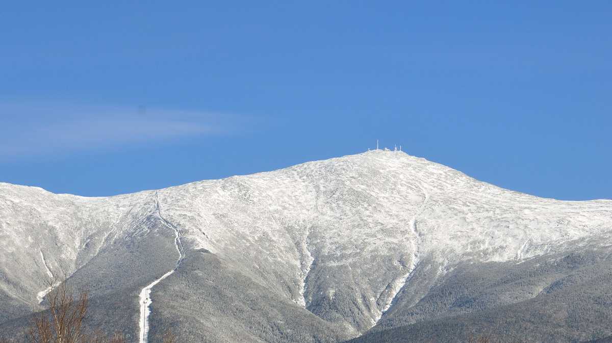 Skier survives 1,000-foot tumble down Mount Washington
