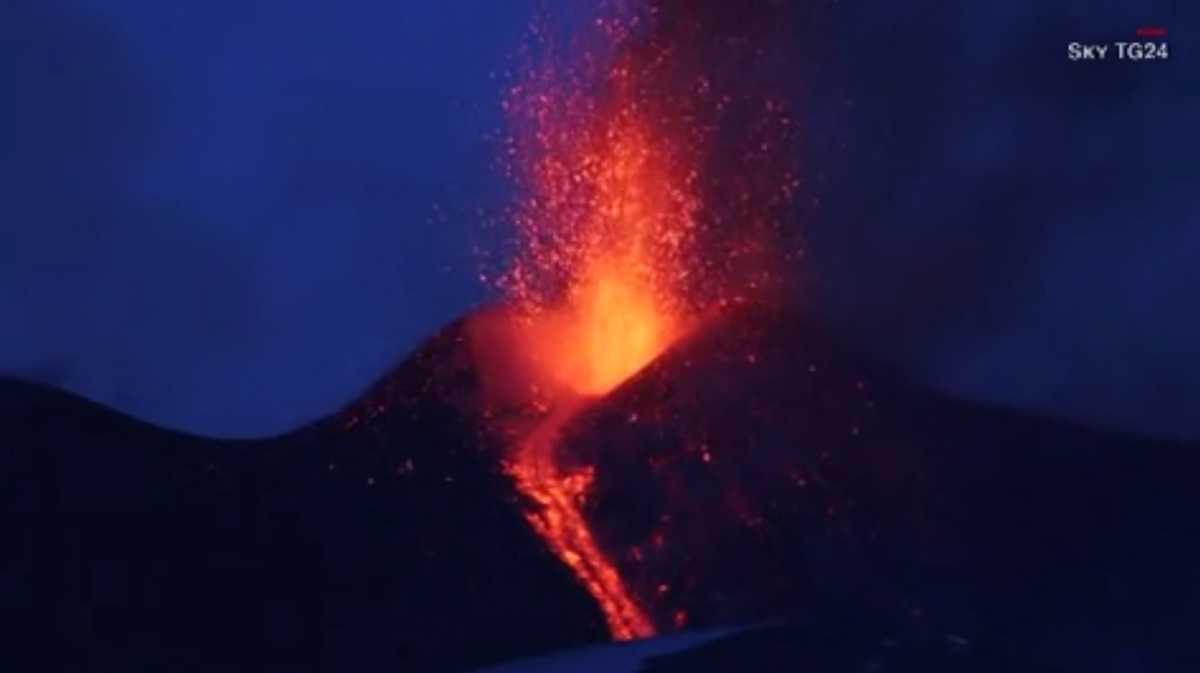 Italian volcano puts on impressive, fiery nighttime display