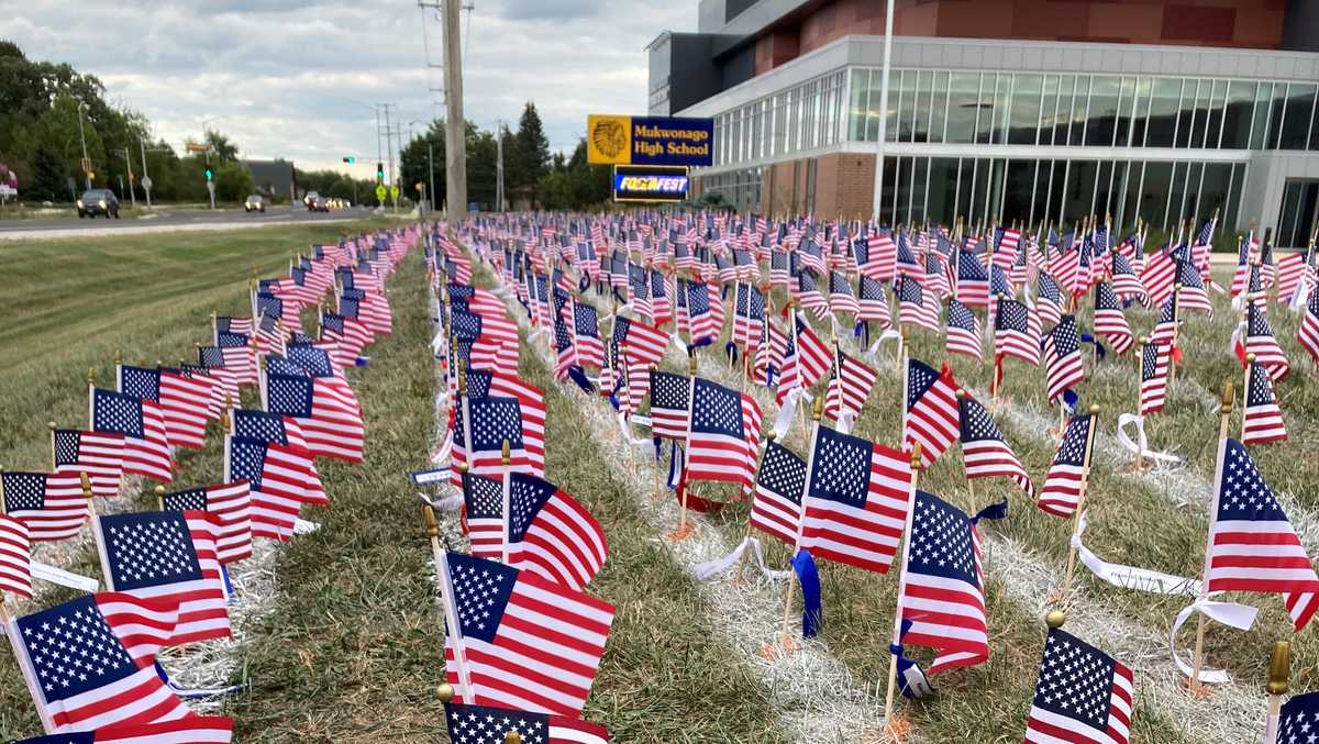 Students take 9/11 history lesson from books to display