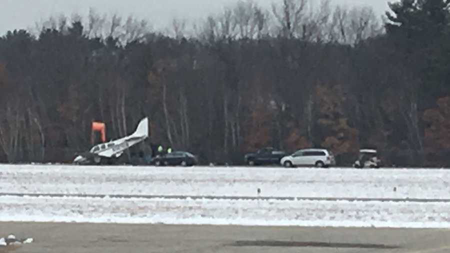 Small plane's nose gear collapses after landing in Nashua