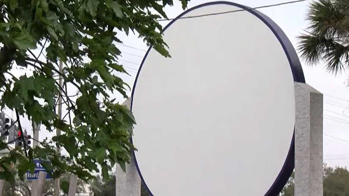 Residents frustrated with incomplete Lehigh Acres sign