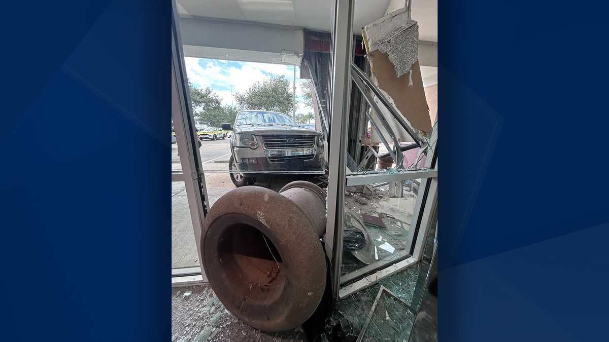 Vehicle hits column outside store in Villas area