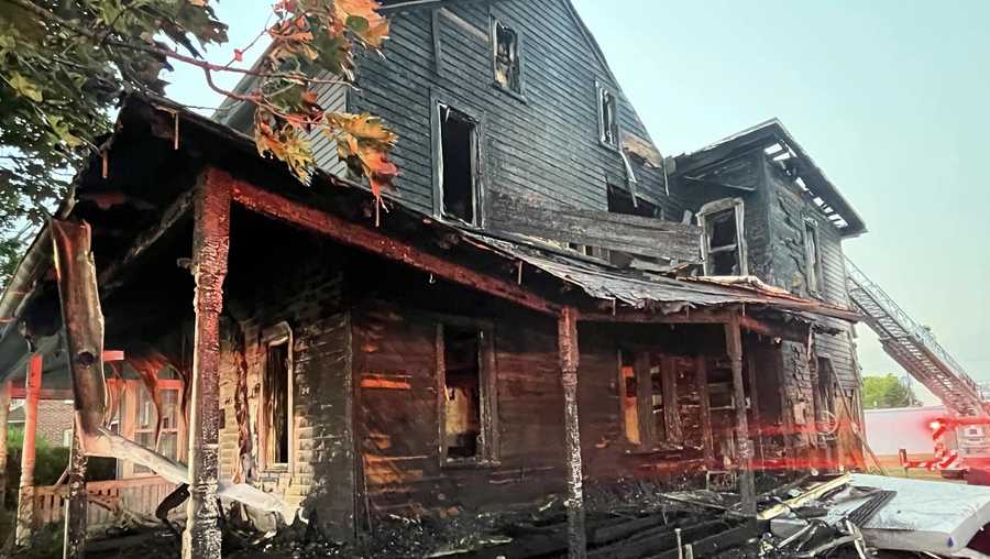 Lancaster County house fire displaces 6 people