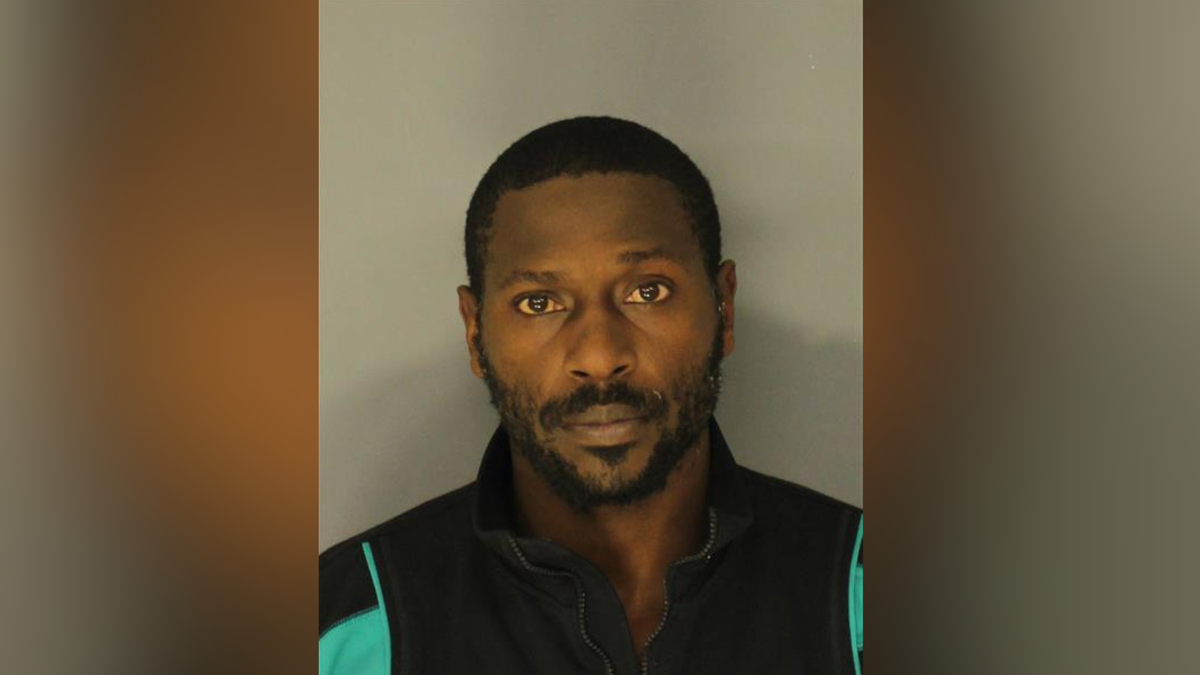 Ex-NFL star Antonio Brown arrested on attempted murder charge in Miami ...