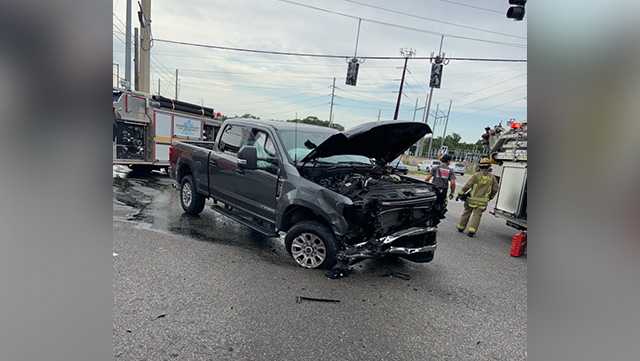 2 people hospitalized after Apopka crash, officials say