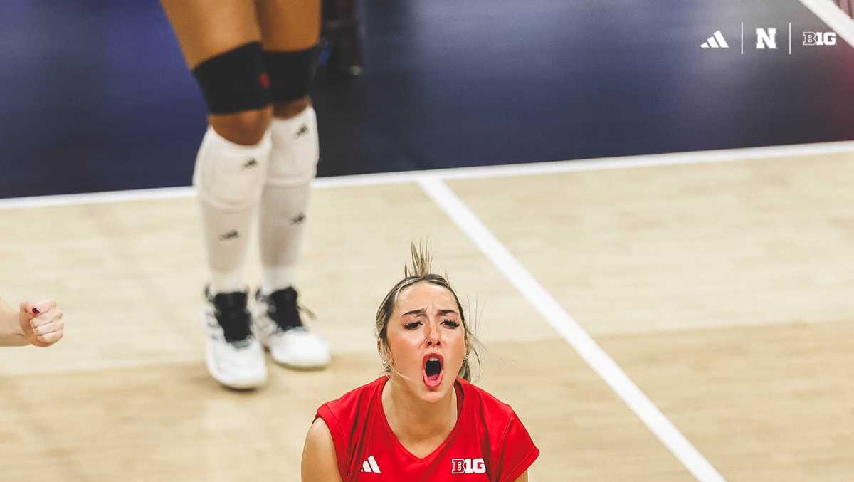 Nebraska volleyball sweeps Illinois, remains undefeated