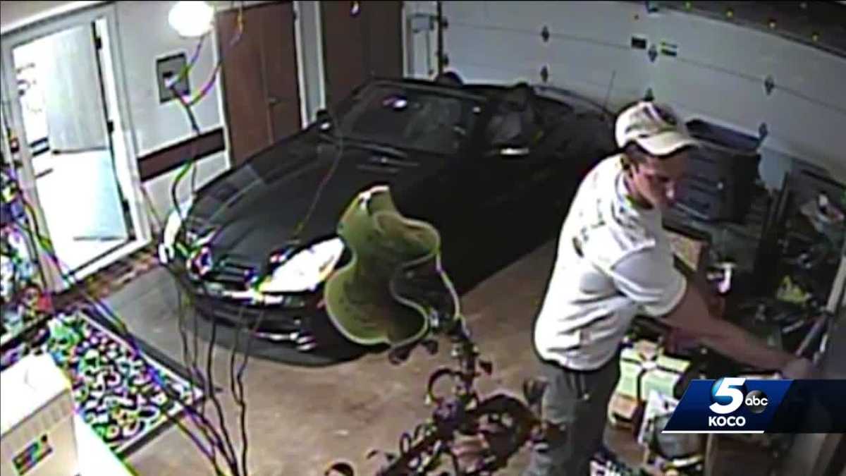 Man Caught On Camera Breaking Into Metro Home In Broad Daylight