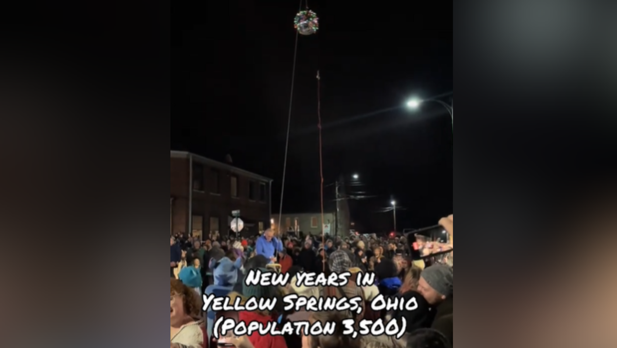 Wholesome NYE 'ball drop' in small Ohio town goes viral