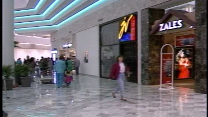 Omaha's Oak View Mall opens in 1991