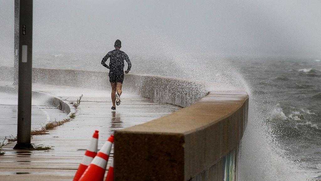 Nor'easter brings heavy rain, strong winds to lash coast