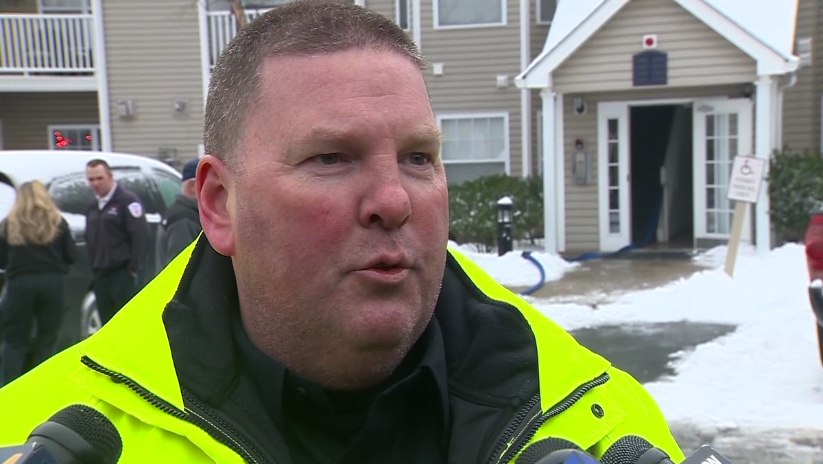 Officer helps save apartment residents from fire