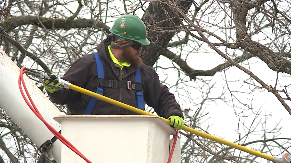 OG&E crews preparing for possible power outages