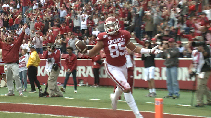 Razorbacks starting football player leaves team