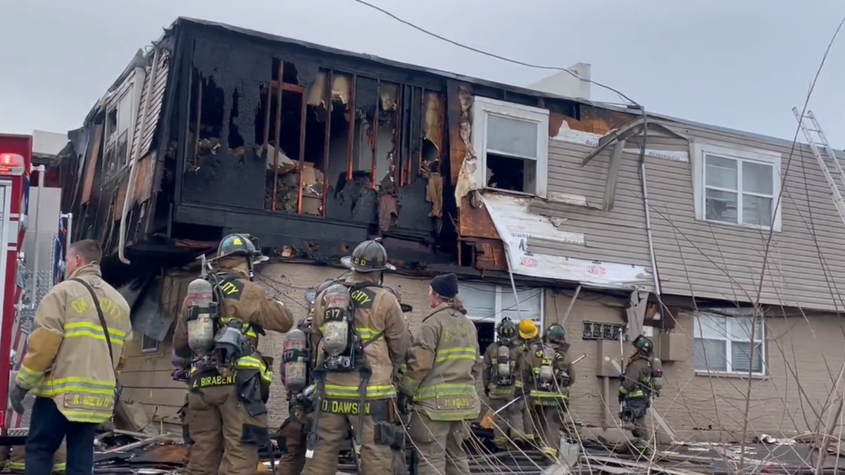 Oklahoma City fire crews battle flames at apartment complex