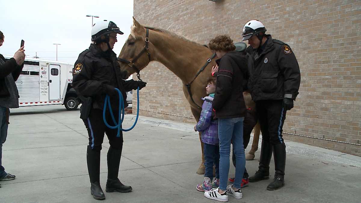 Omaha police officers learn faces of autism