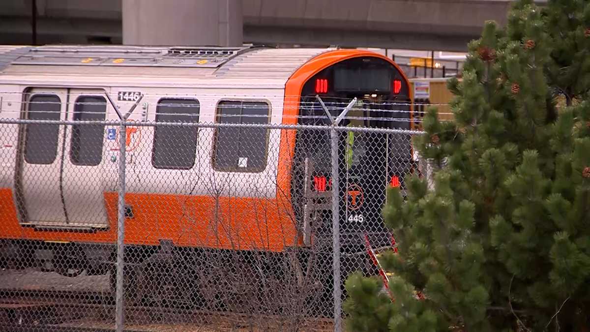 Orange Line train loses power, disrupts downtown Boston service