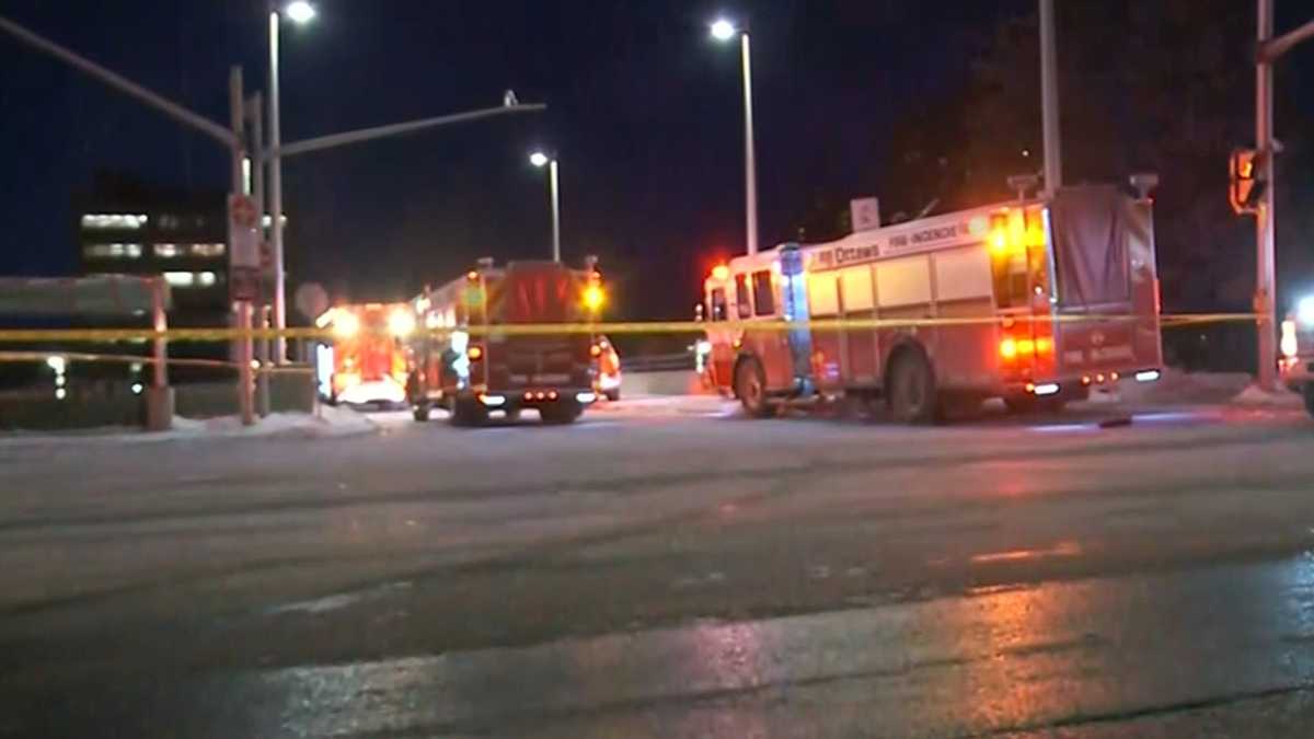 Double-decker bus crash in Ottawa kills 3, injures at least 20