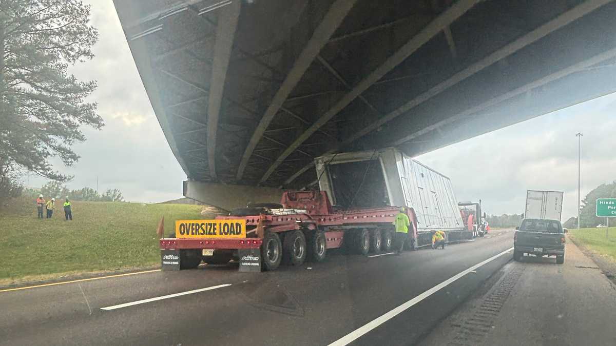 'Oversized load' gets stuck under bridge, backing up traffic on I-20