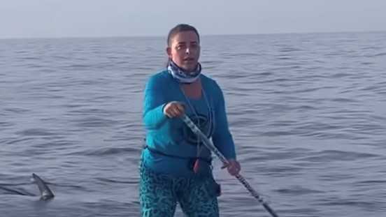 Woman paddleboarding has close encounter with hammerhead shark