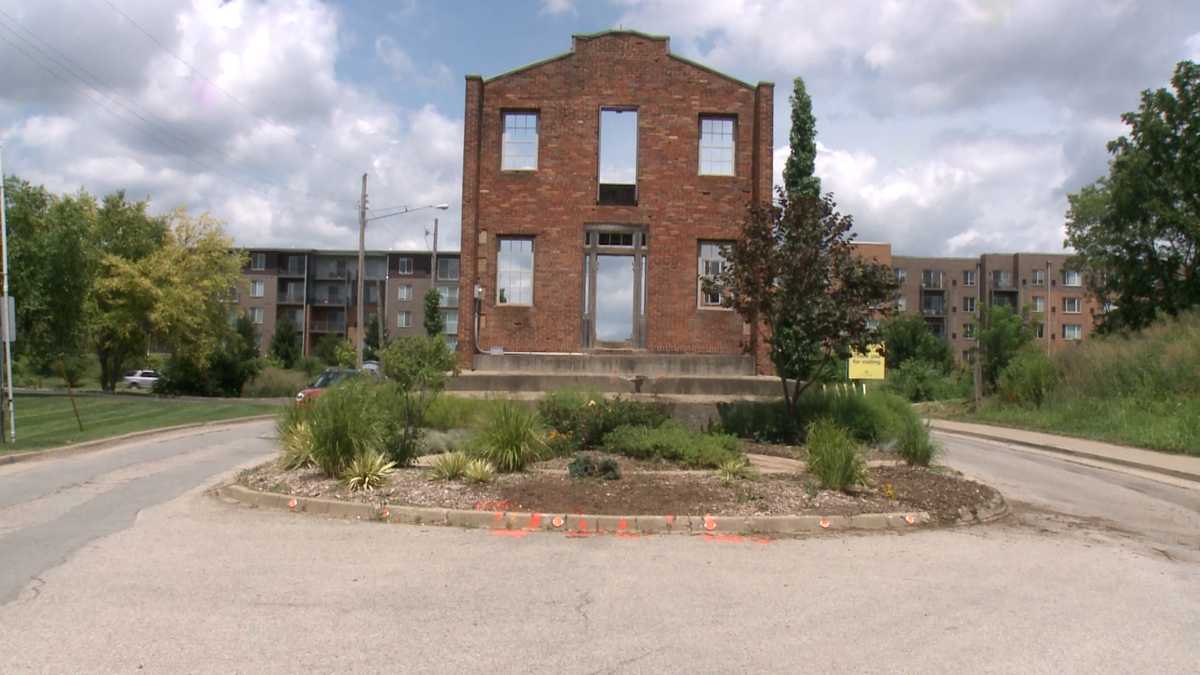 Man dead after hitting façade on Frankfort Avenue