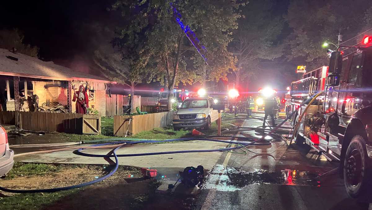 Crews investigate house fire in Pea Ridge