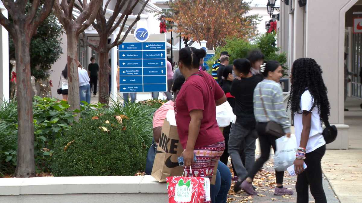 Outlets of Mississippi see thousands of shoppers as Christmas nears
