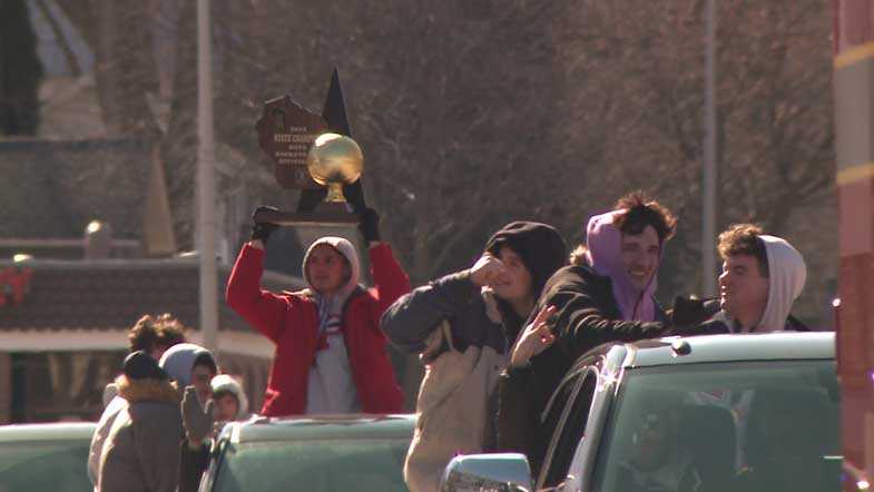 3-Peat! Pewaukee boys' basketball team wins WIAA Division 2 state title