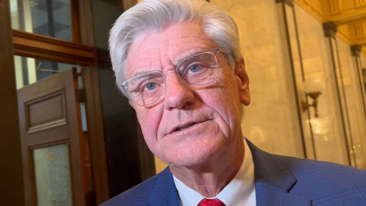 Former Mississippi governor defends defamation lawsuit