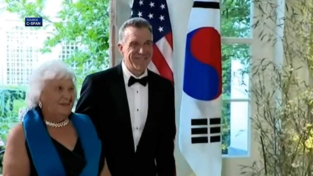 Vermont Gov. Phil Scott brings mother as guest to White House dinner