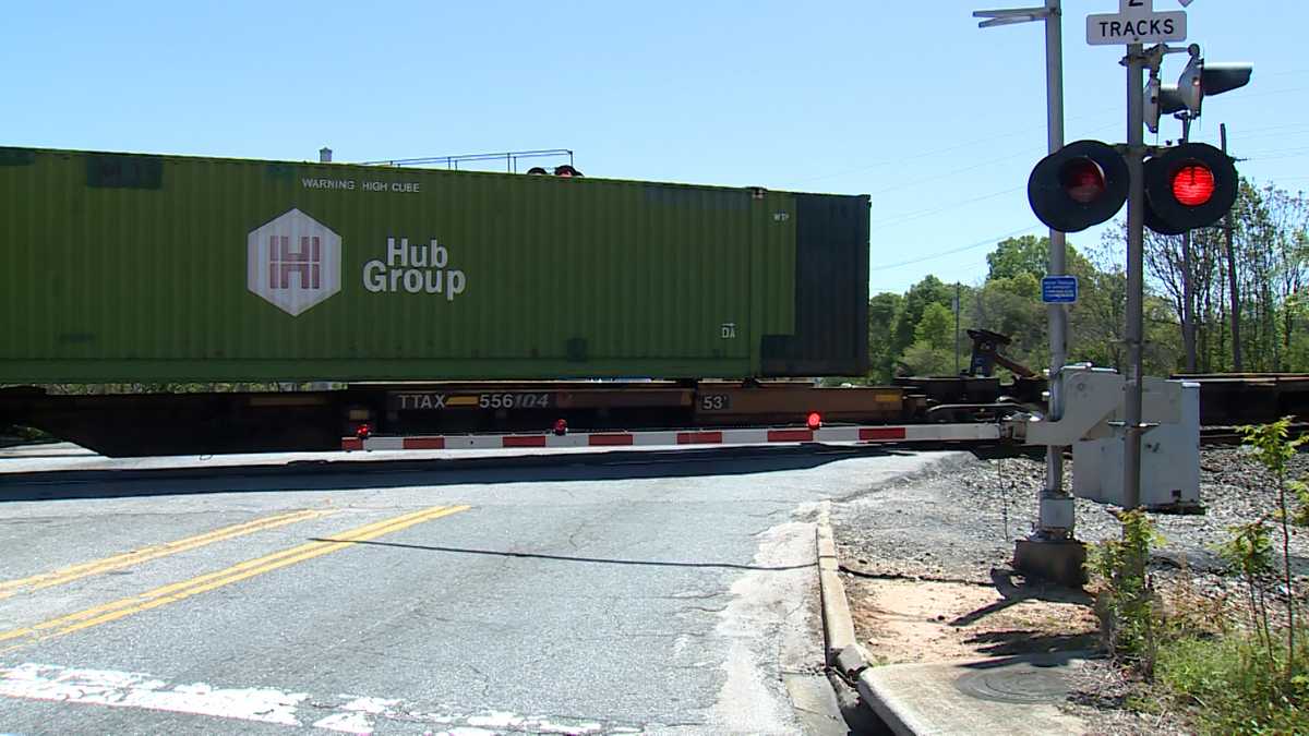 SC stopped trains blocking railroad crossings for hours to days