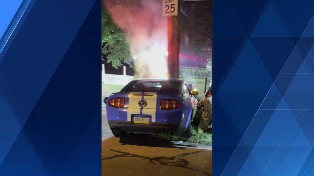 Smoke pours from vehicle after it crashes into pole in Pittsburgh