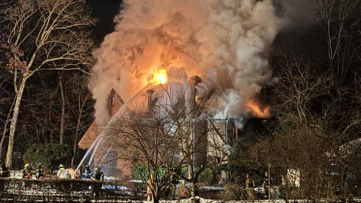 Crews fight massive fire at Fox Chapel home | Flames, smoke billowing