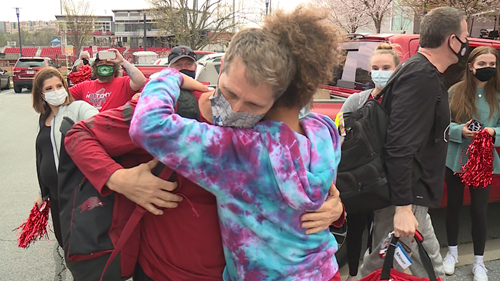 Razorback fans welcome home team from NCAA Championship