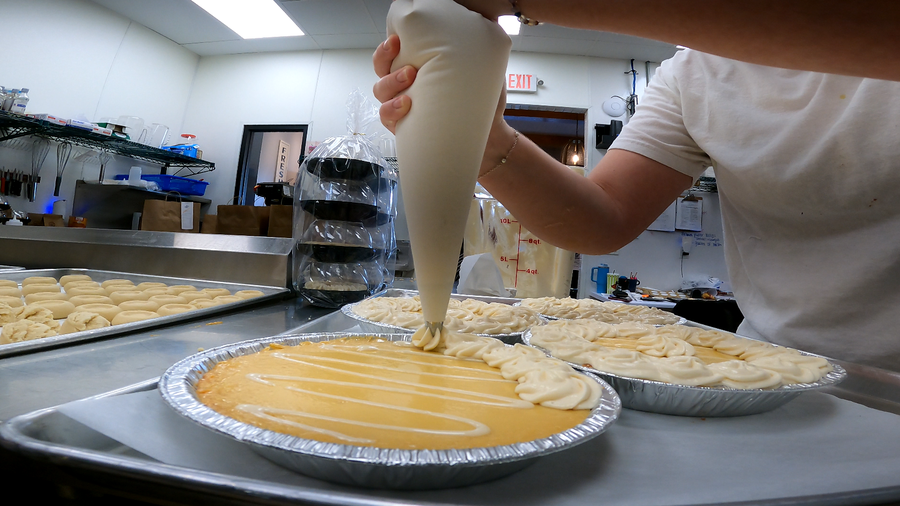Local pie shop gears up for Thanksgiving rush